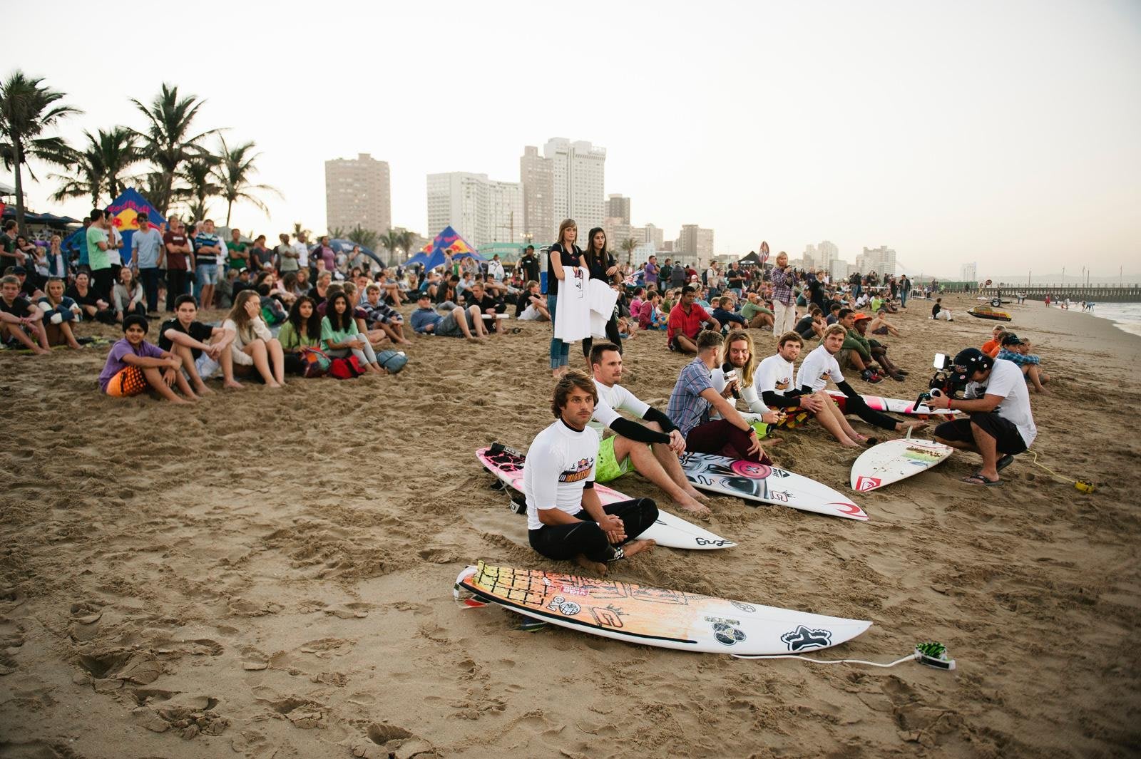 Nocny surfing na południowym wybrzeżu Afryki