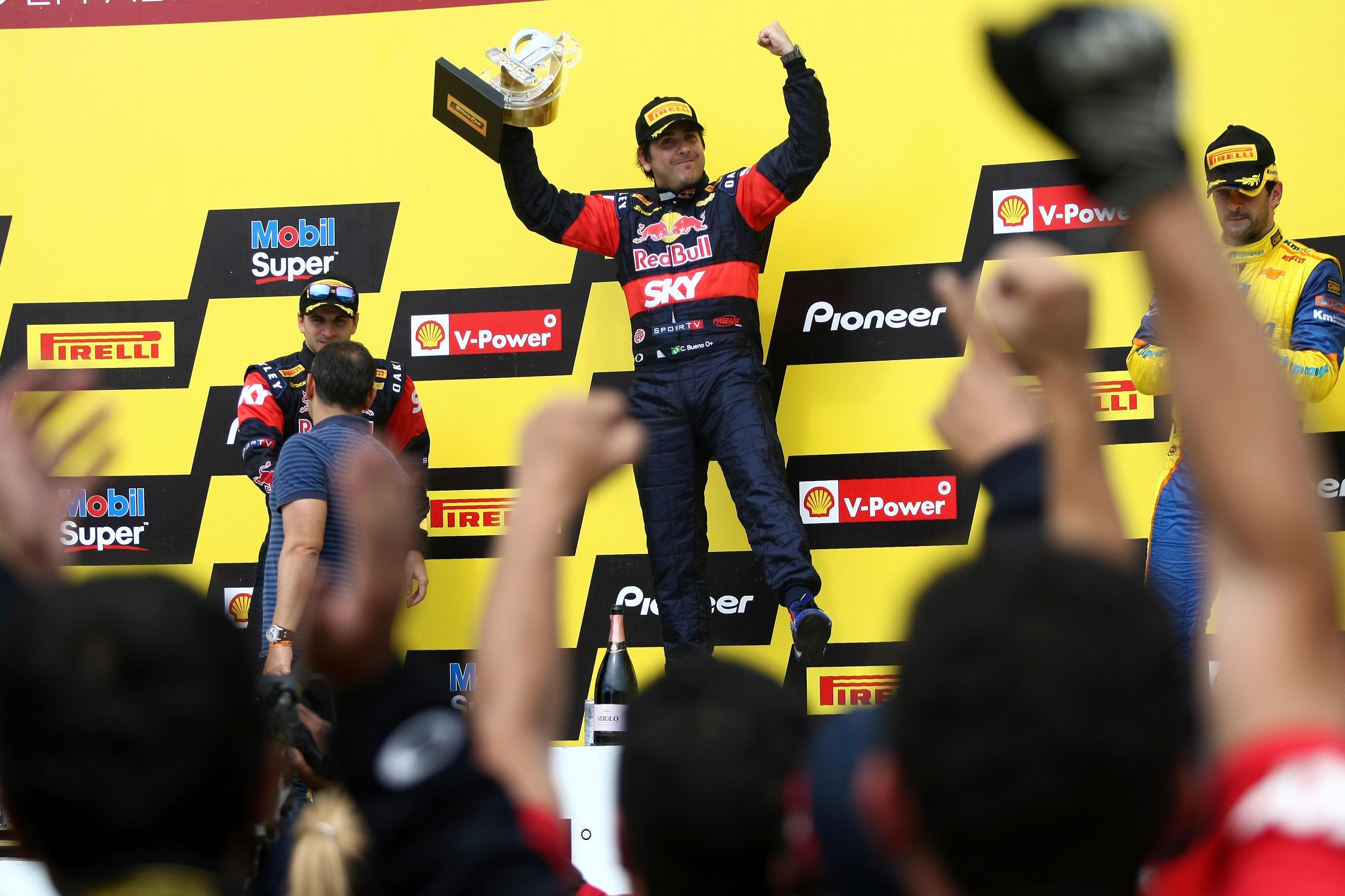 « Caca » Bueno offre le doublé à Red Bull Racing