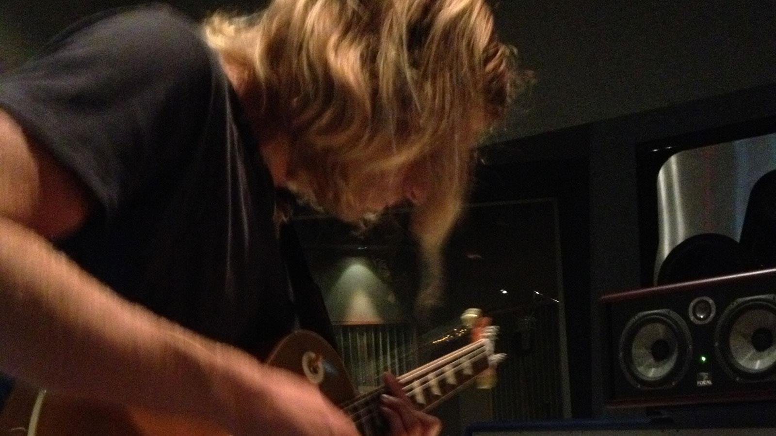 AWOLNATION entra en el estudio de grabación