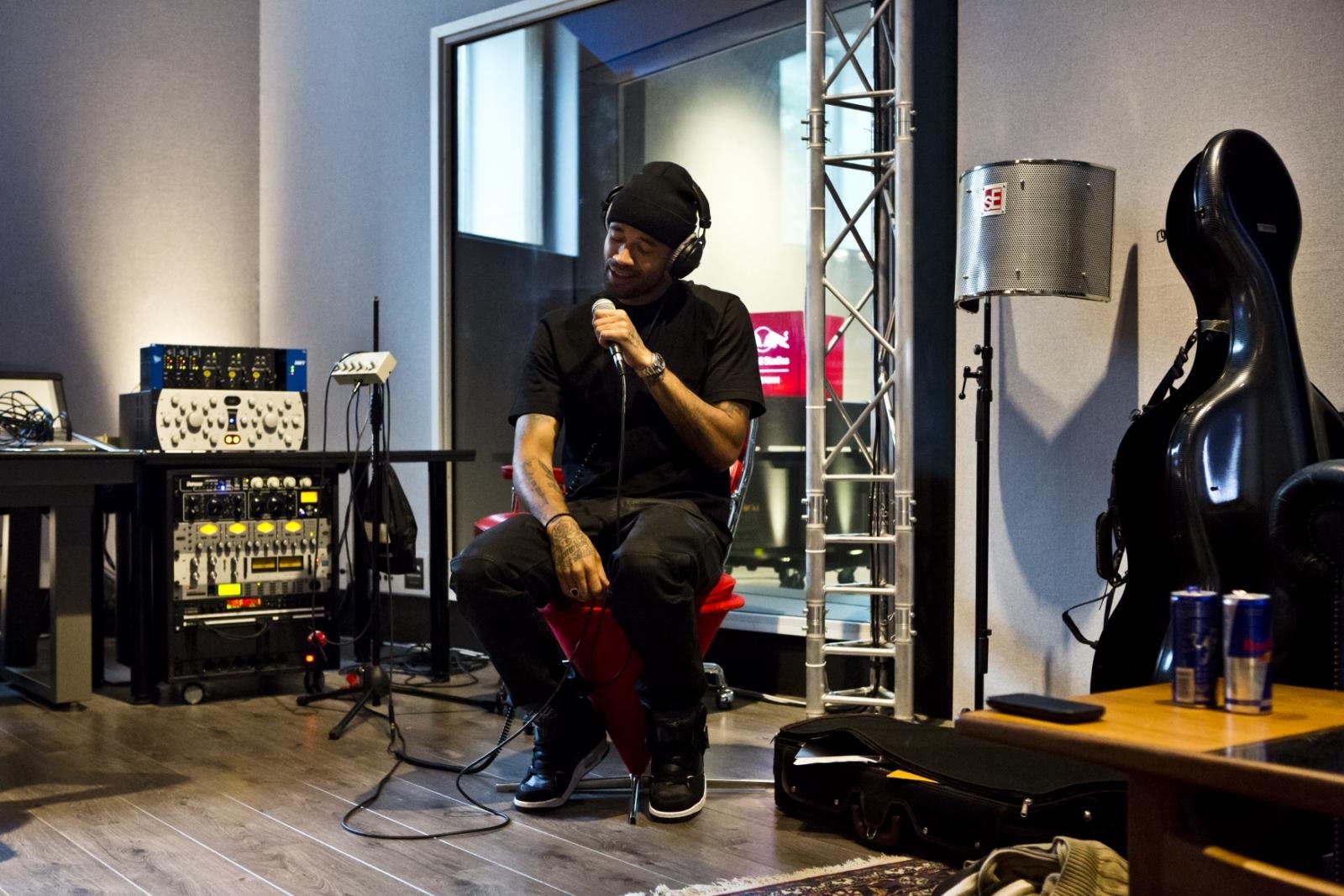 Mr. Probz repeteert in Red Bull Studios