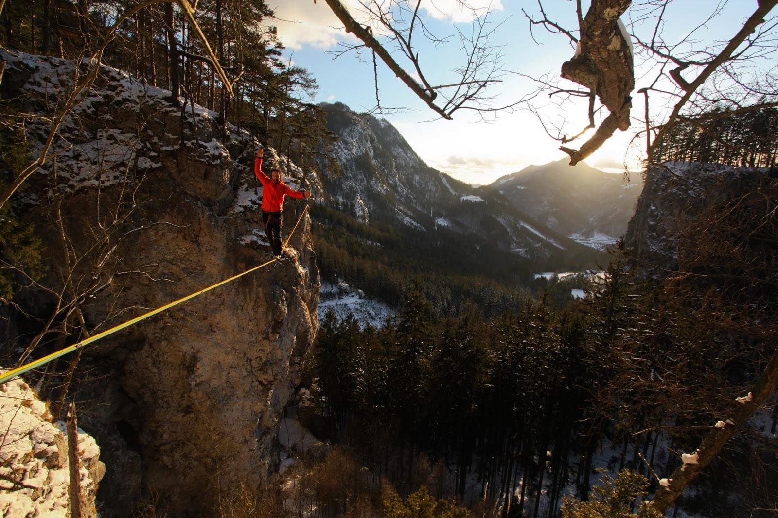 Winter highlines - 7 bitterly-cold balance acts