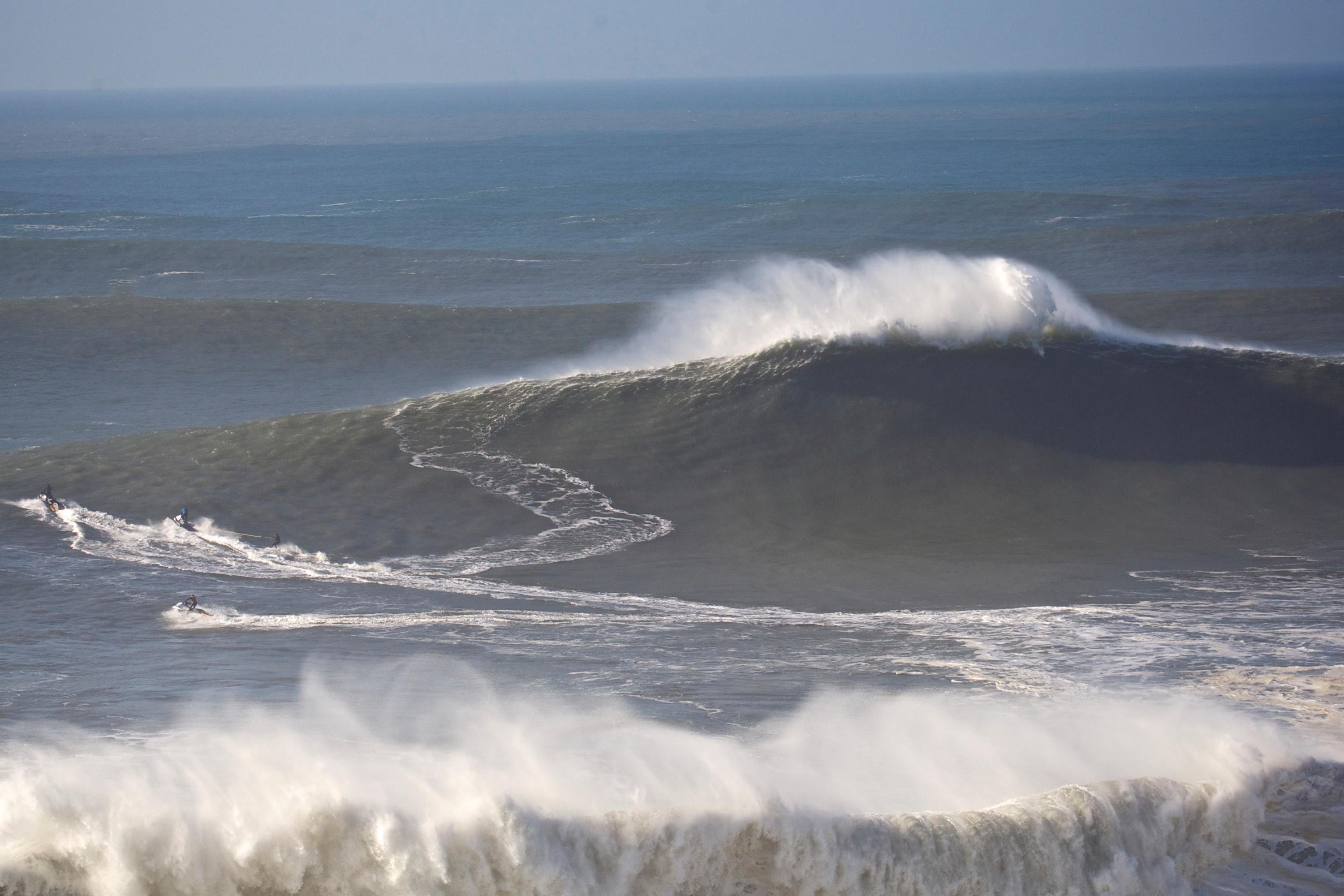 Photos: 14 images du swell XXL à Nazaré
