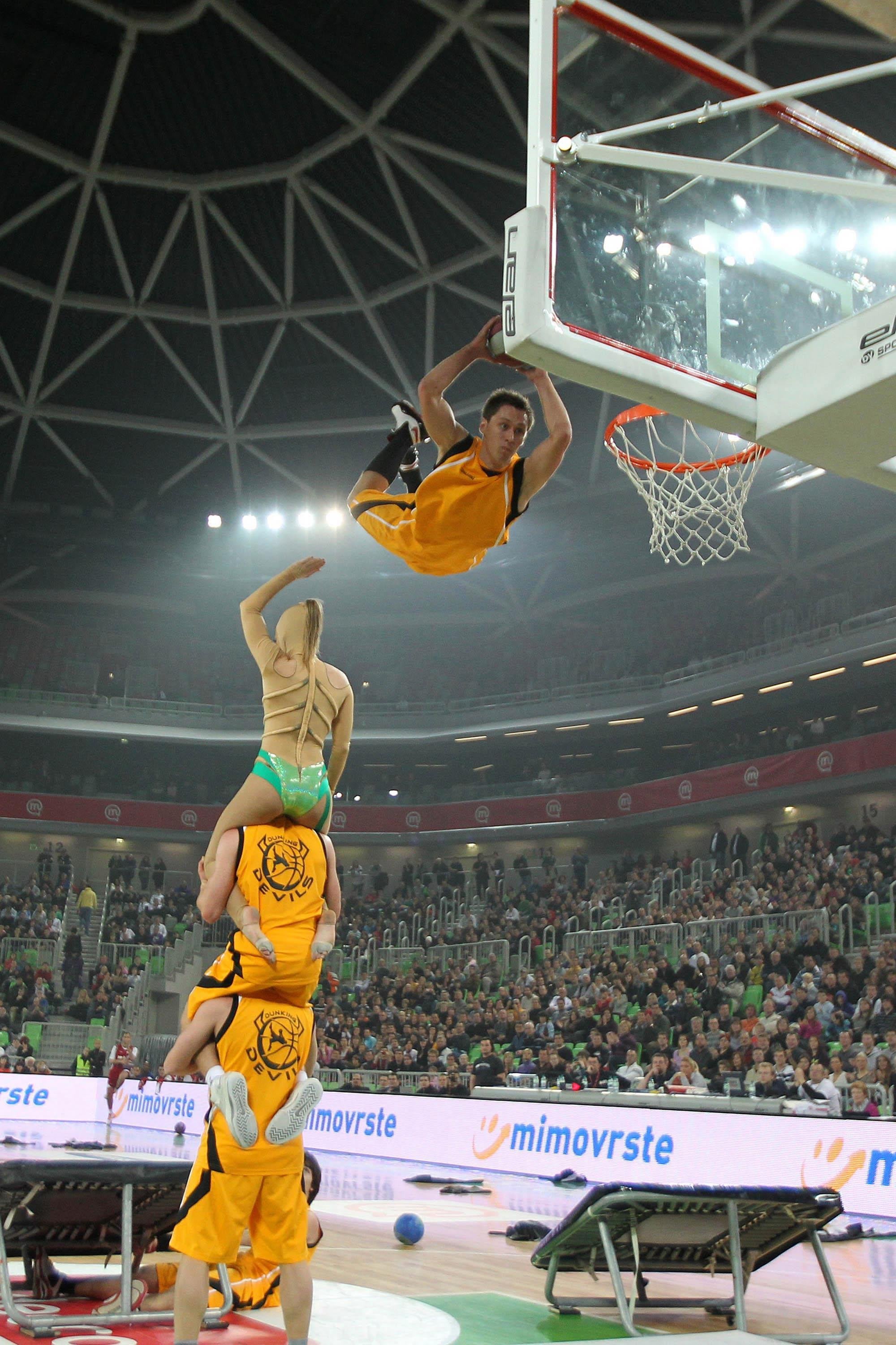 Летающие баскетболисты Dunking Devils