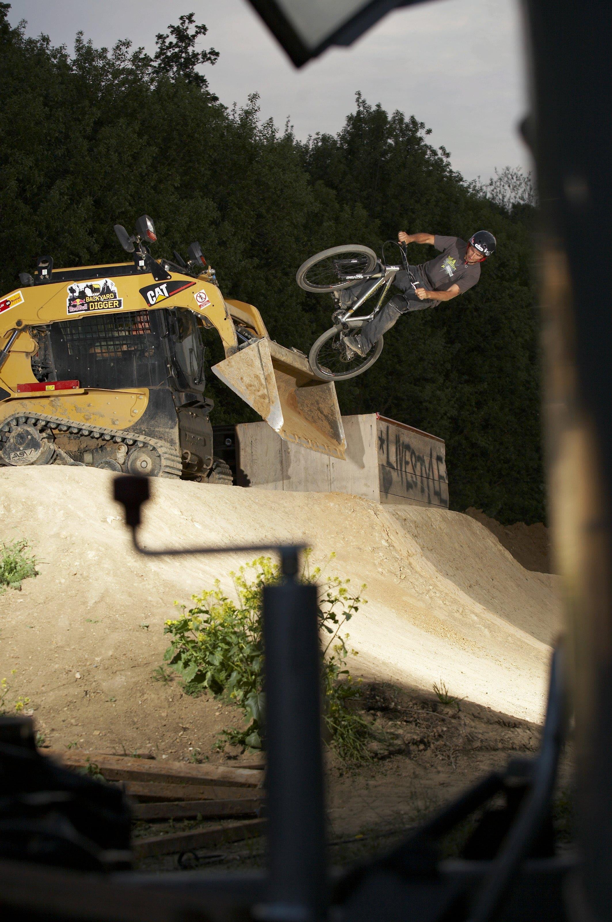 Red Bull Backyard Digger 2007: Video ze zastávek