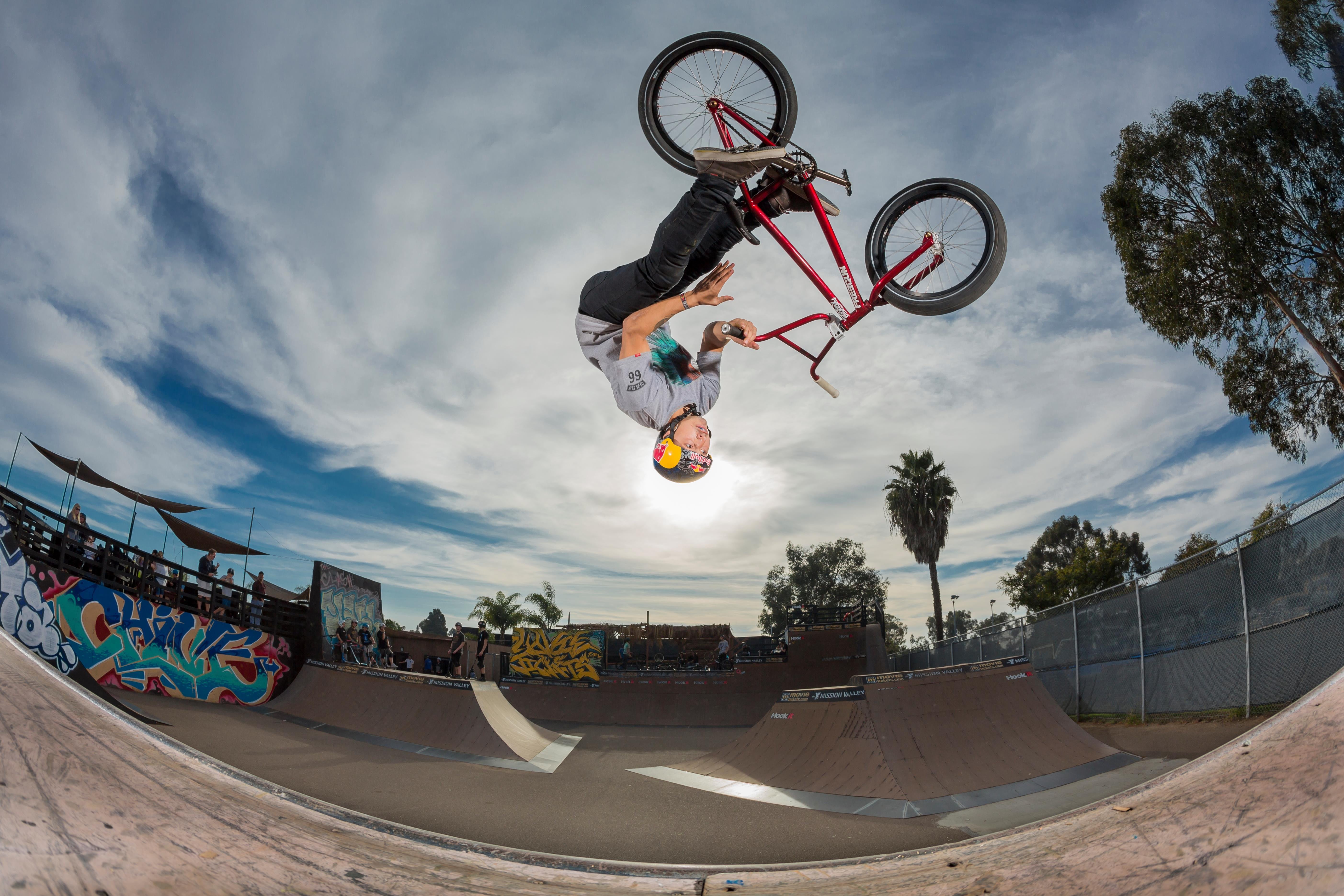 Daniel Sandoval réalise des tricks inédits en BMX
