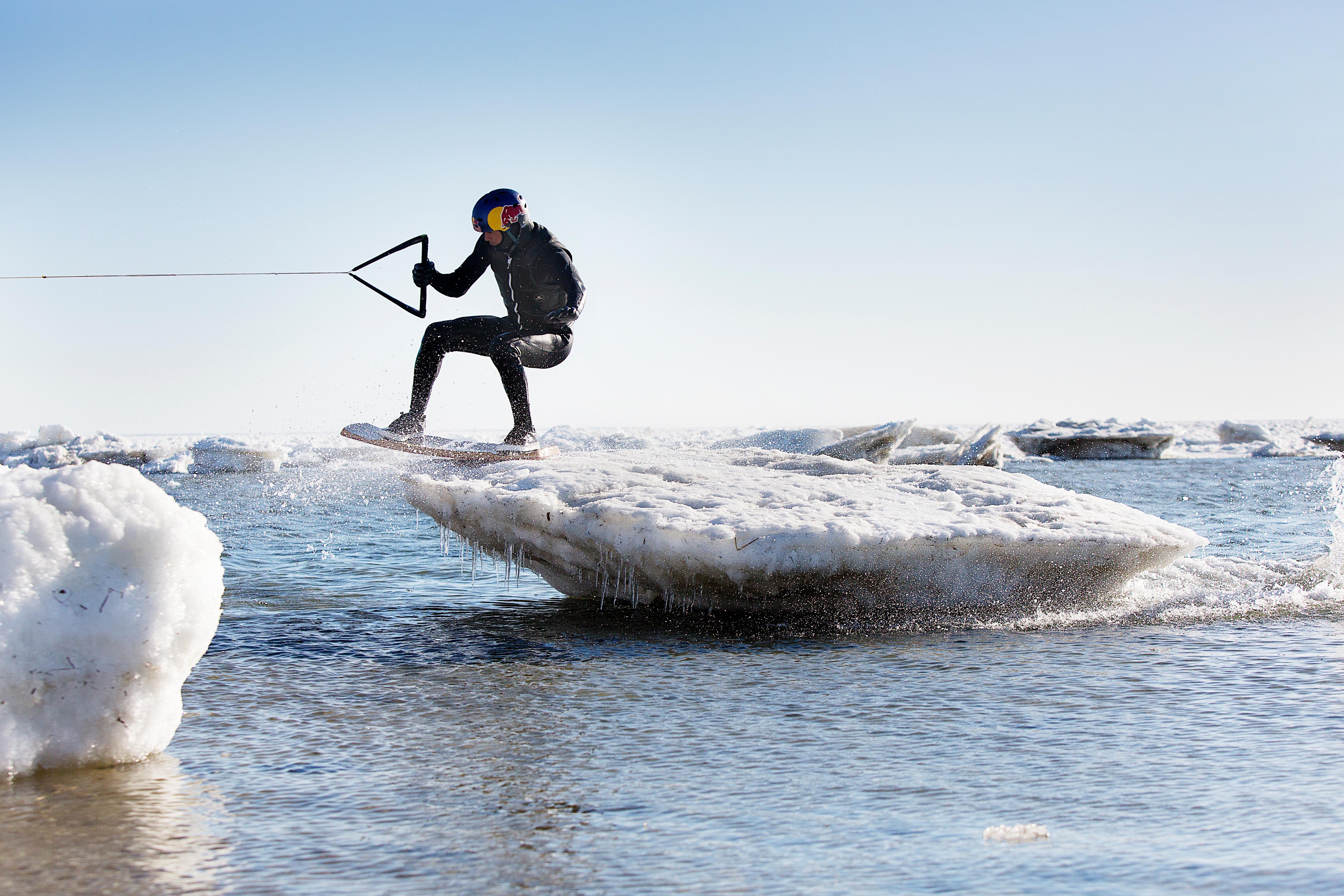 Brian Grubb beim Eisberg-Wakeskaten in Cape Cod