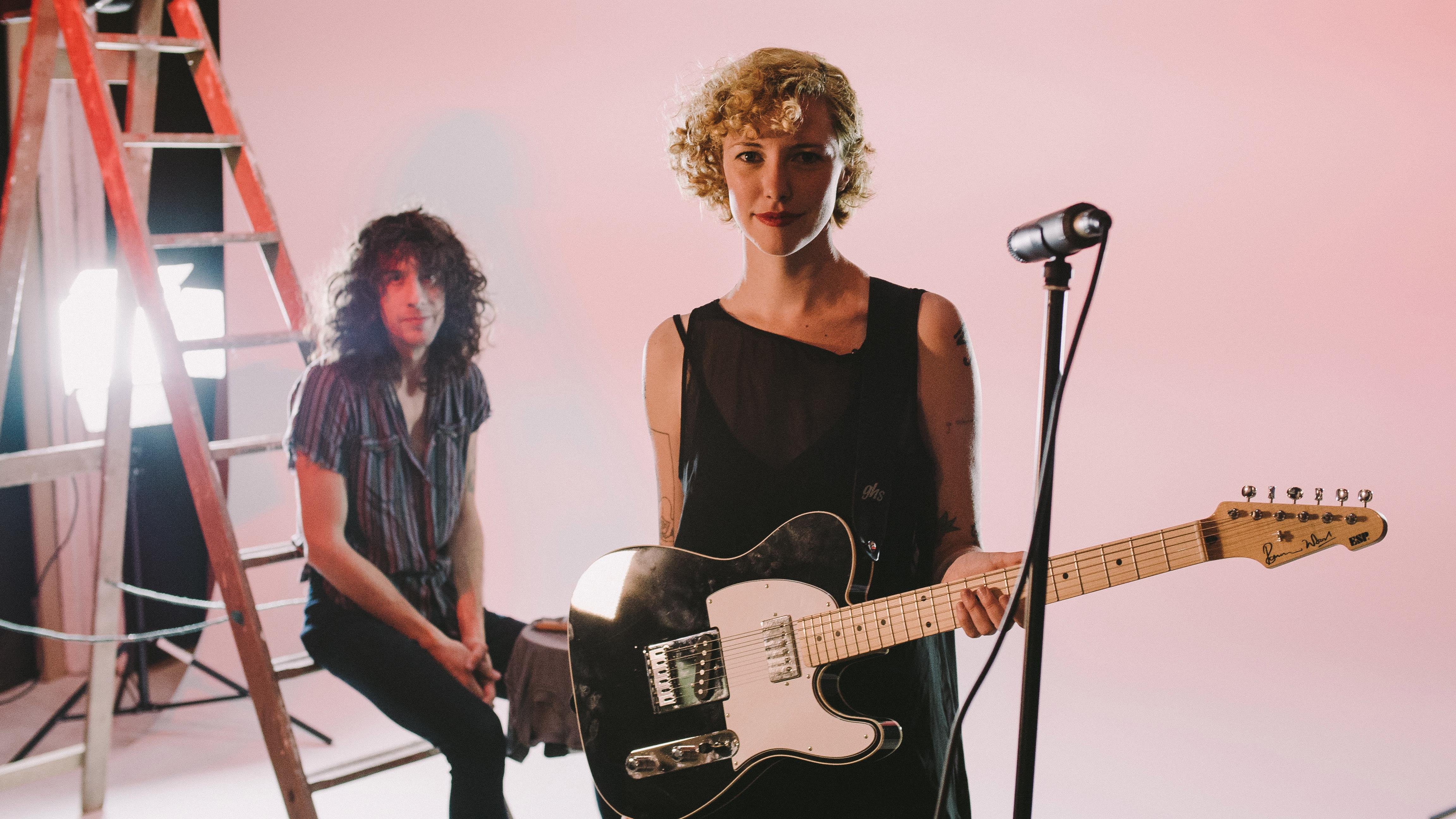 La cantante Esmé Patterson in un minimal set esclusivo