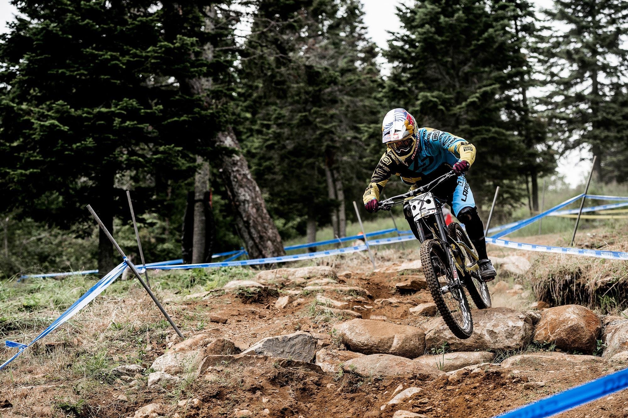 Brutalidade máxima no downhill em Mt. Sainte Anne