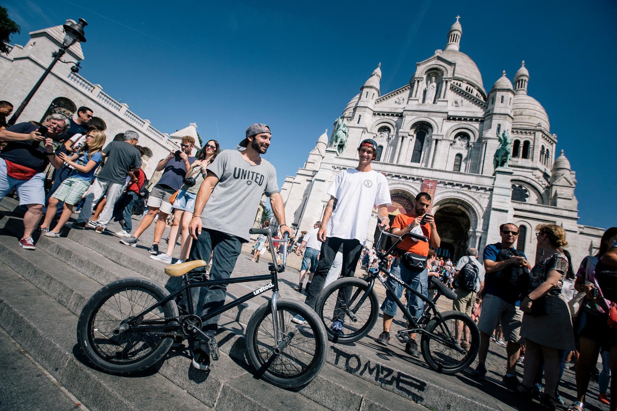 Pontos turísticos de Paris pela visão do BMX