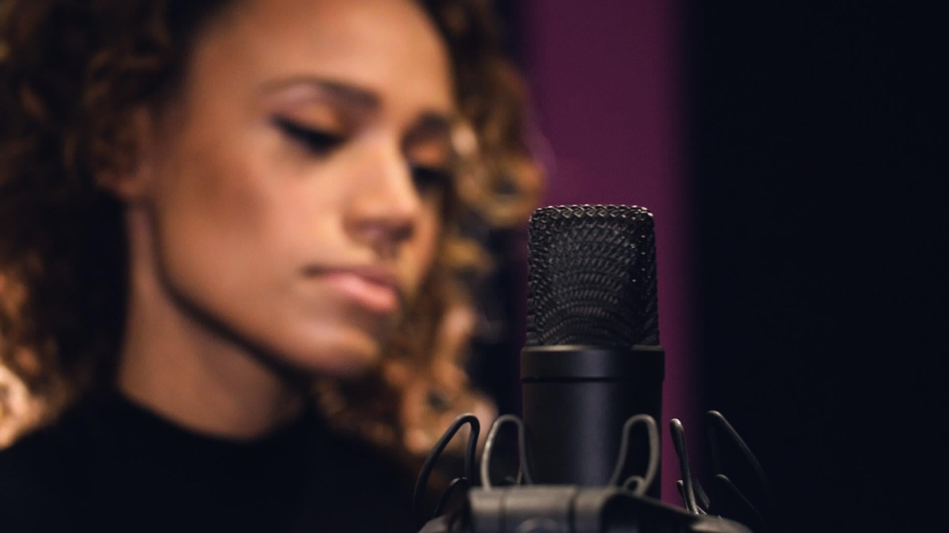 Soul-Sängerin JONES aus London performt Hoops live