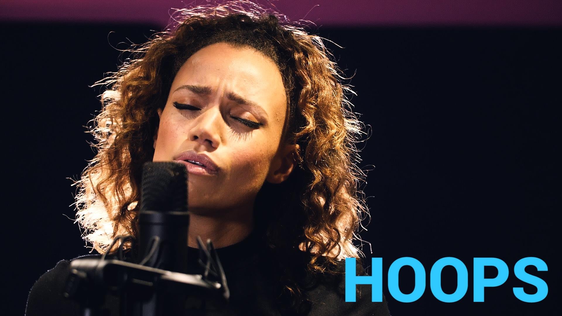 Soul-Sängerin JONES aus London performt Hoops live