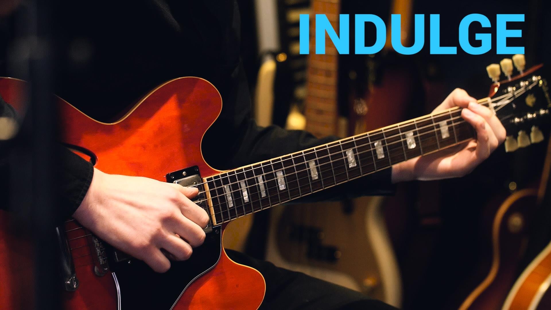 Soul-Sängerin JONES aus London performt Hoops live