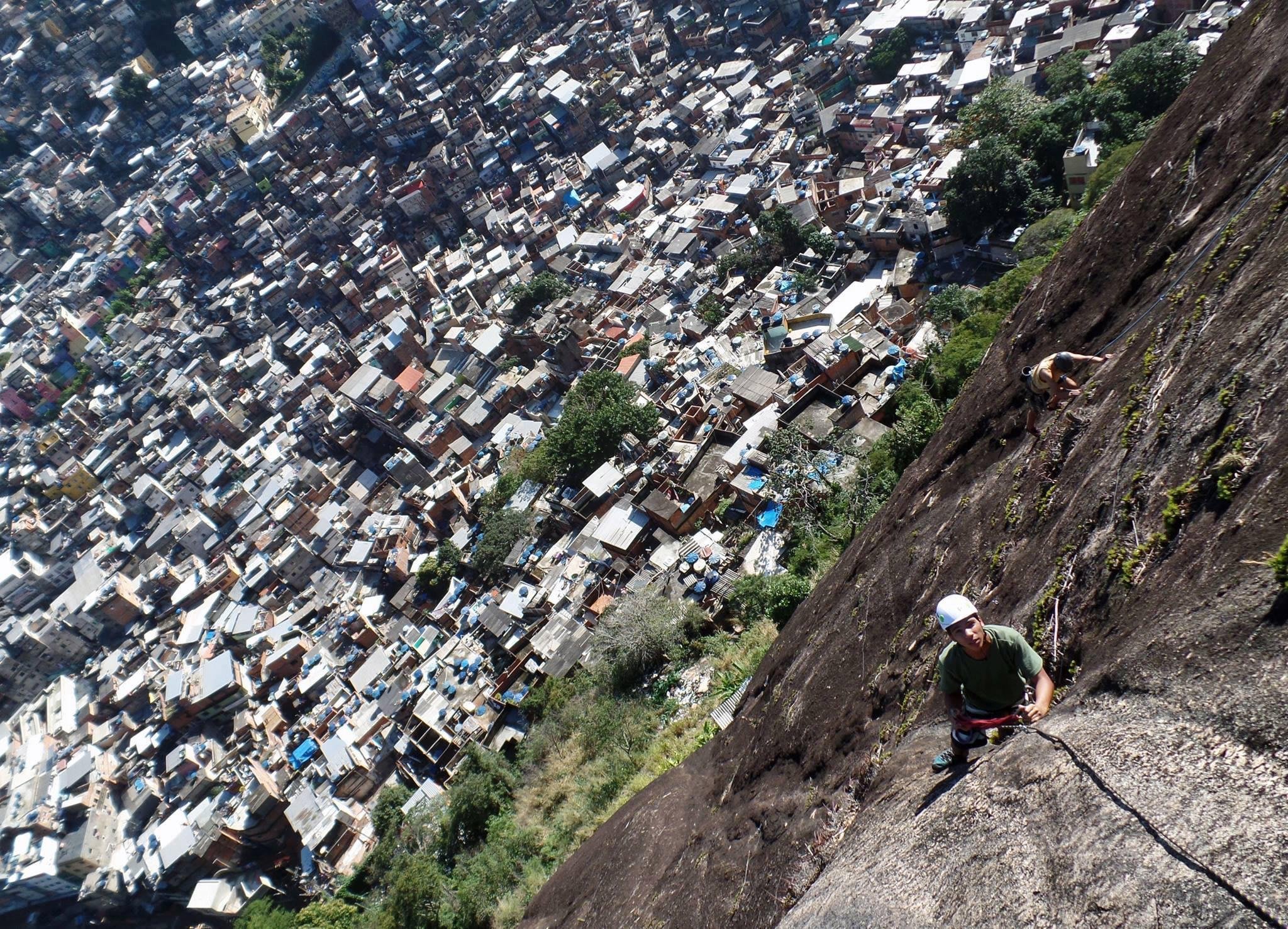 Uma escada dos sonhos pela Rocinha