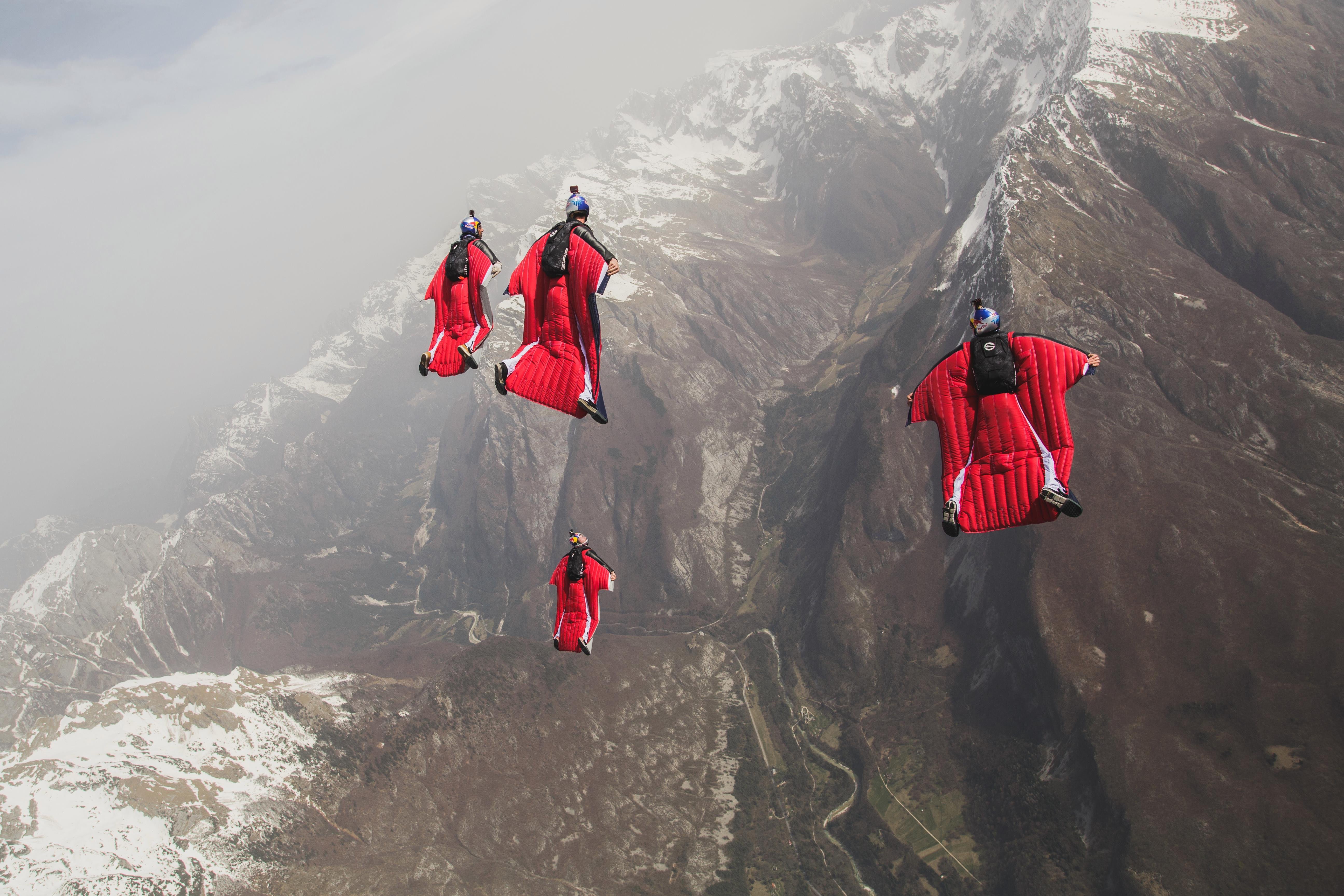 Δοκιμή νέου wingsuit από το Red Bull Skydive Team