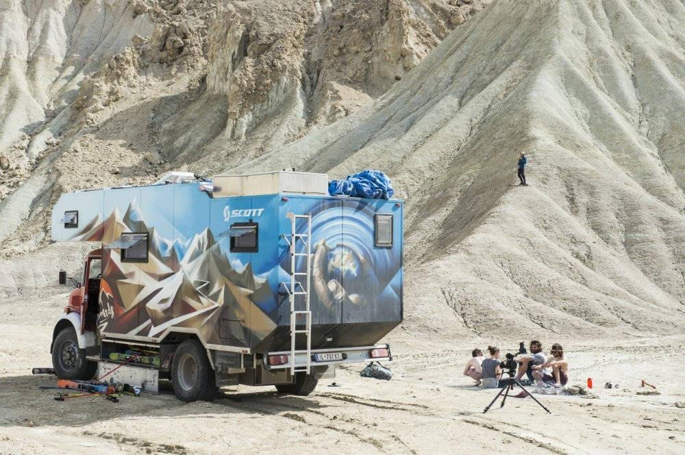 Snowmads: Fabian Lentsch conquers iranian sand spines