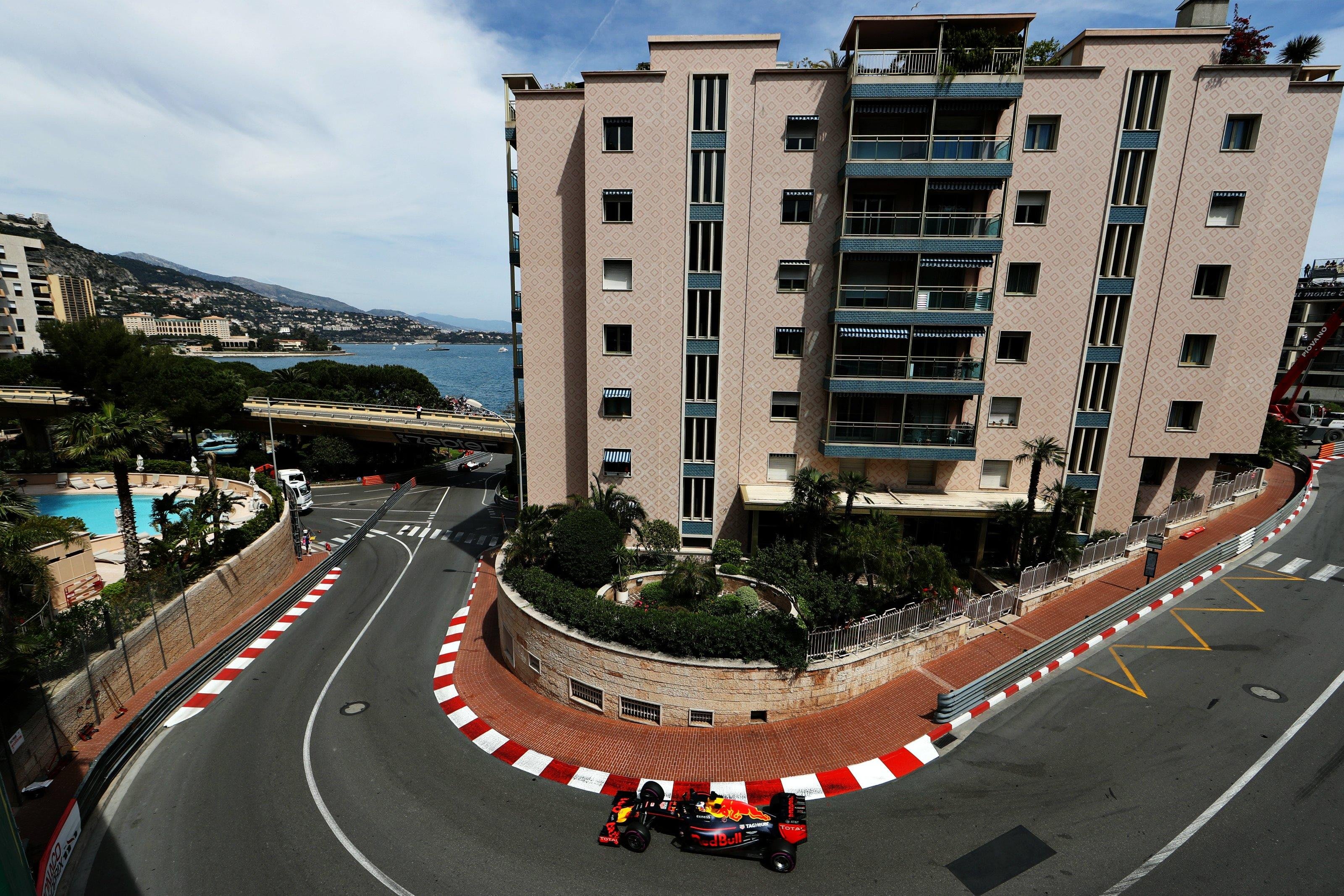 “超模”里卡多摩纳哥夺杆位