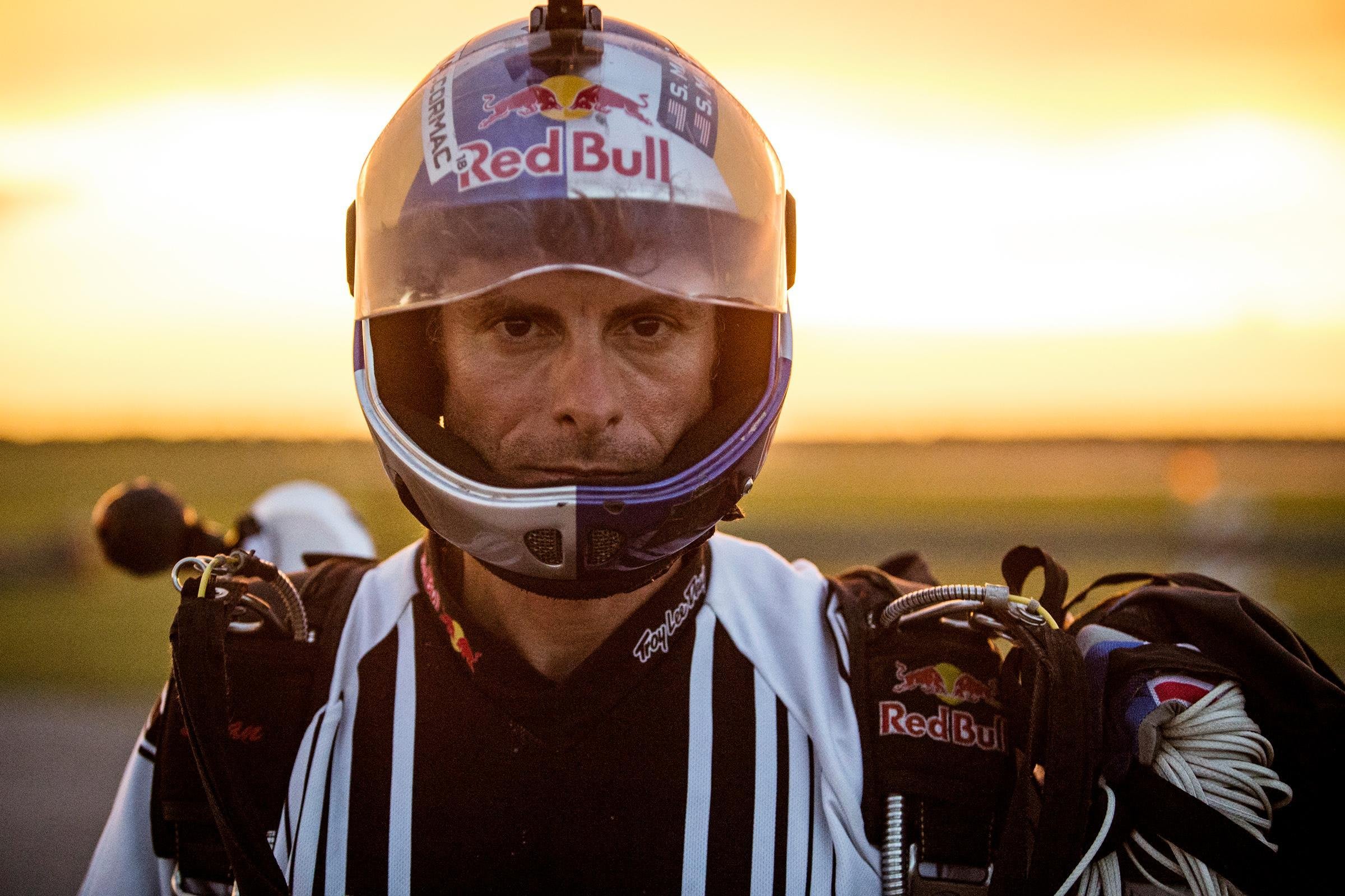 Ο Sean MacCormac κάνει skysurf μέσα σε καταιγίδα