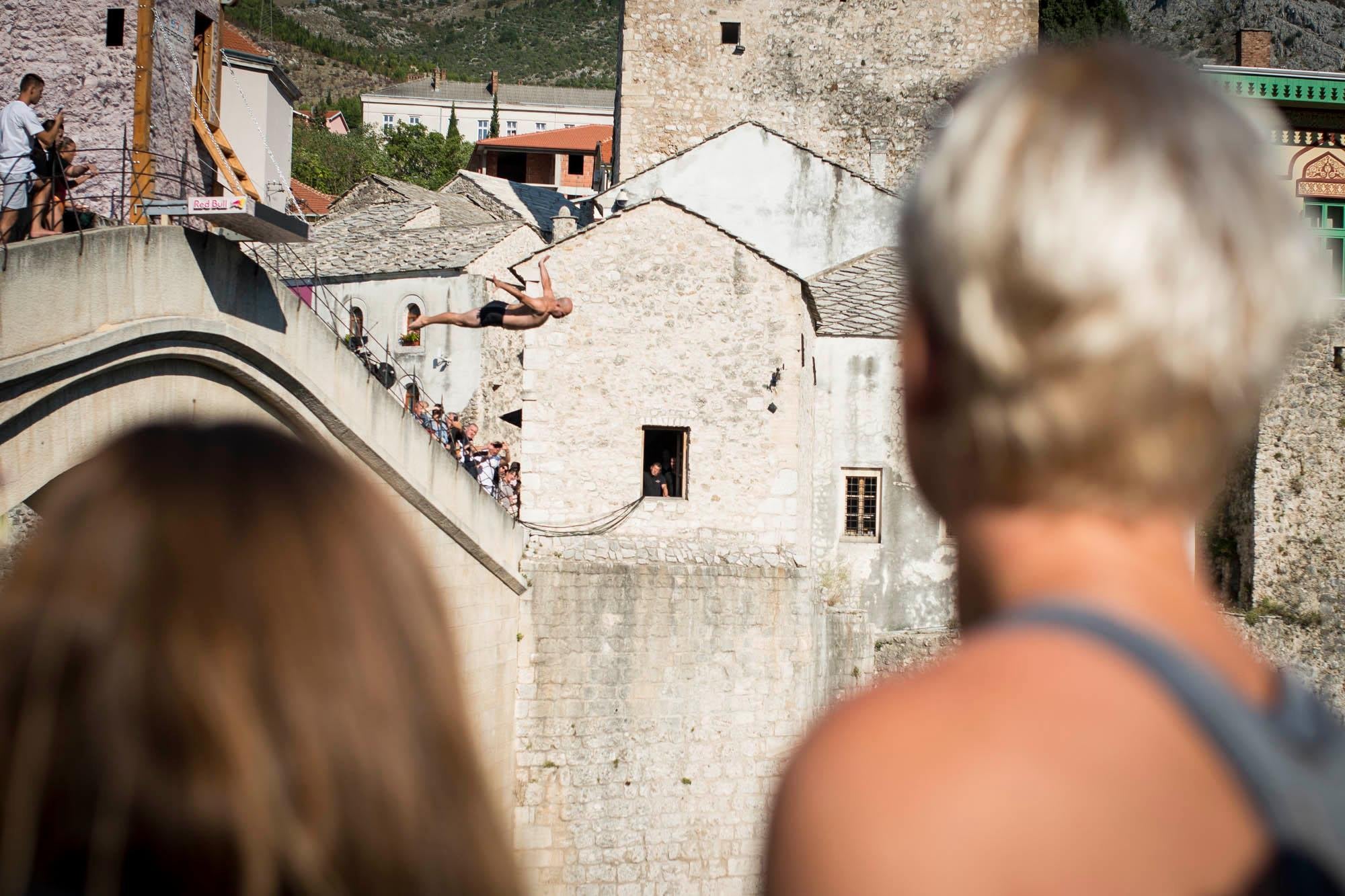 Cvijeće i mostarska lasta za skakačice u Mostaru