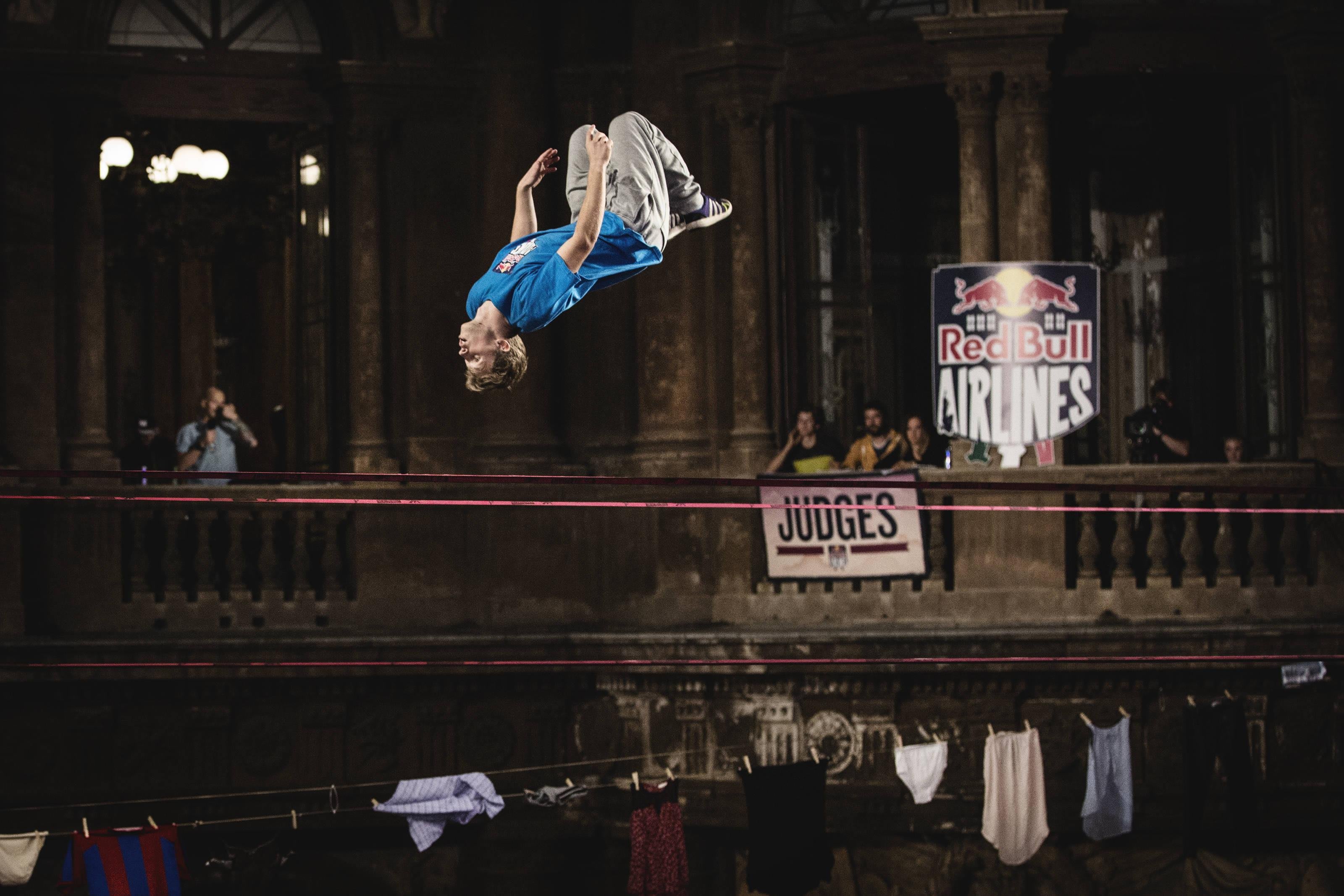 Red Bull Airlines: Best-of der Slacklining-Action!