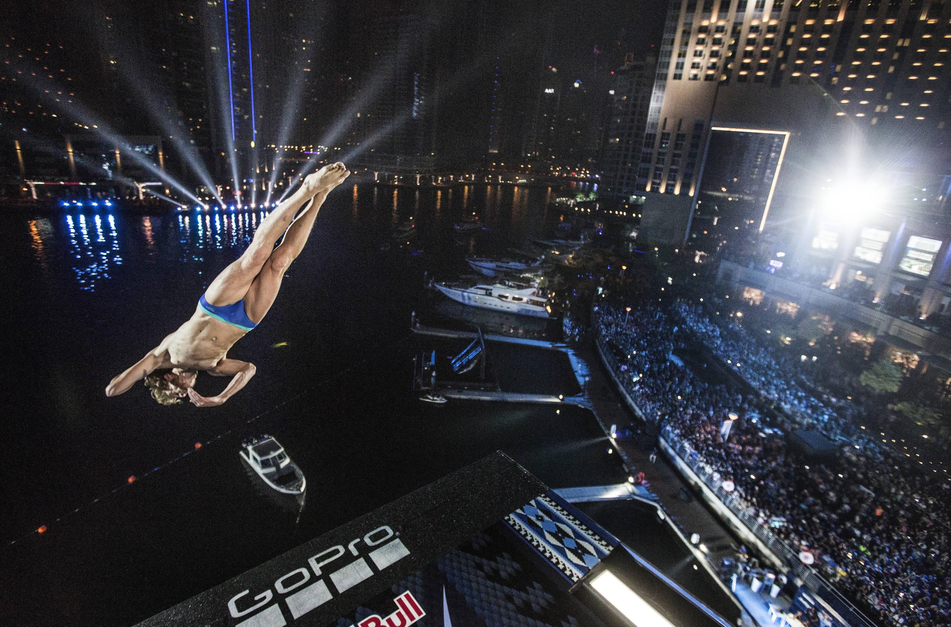 Стрибок вище голови | Red Bull Cliff Diving | Відео