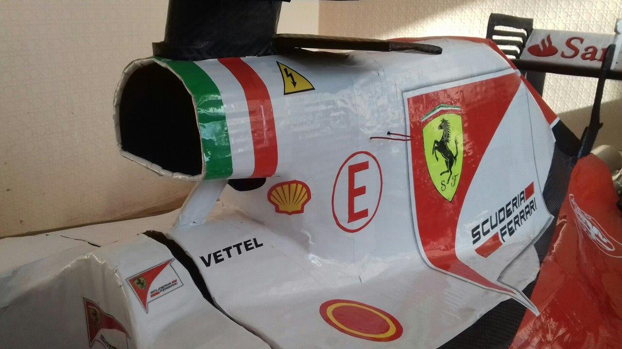 Un Russe a reproduit une F1 avec du carton