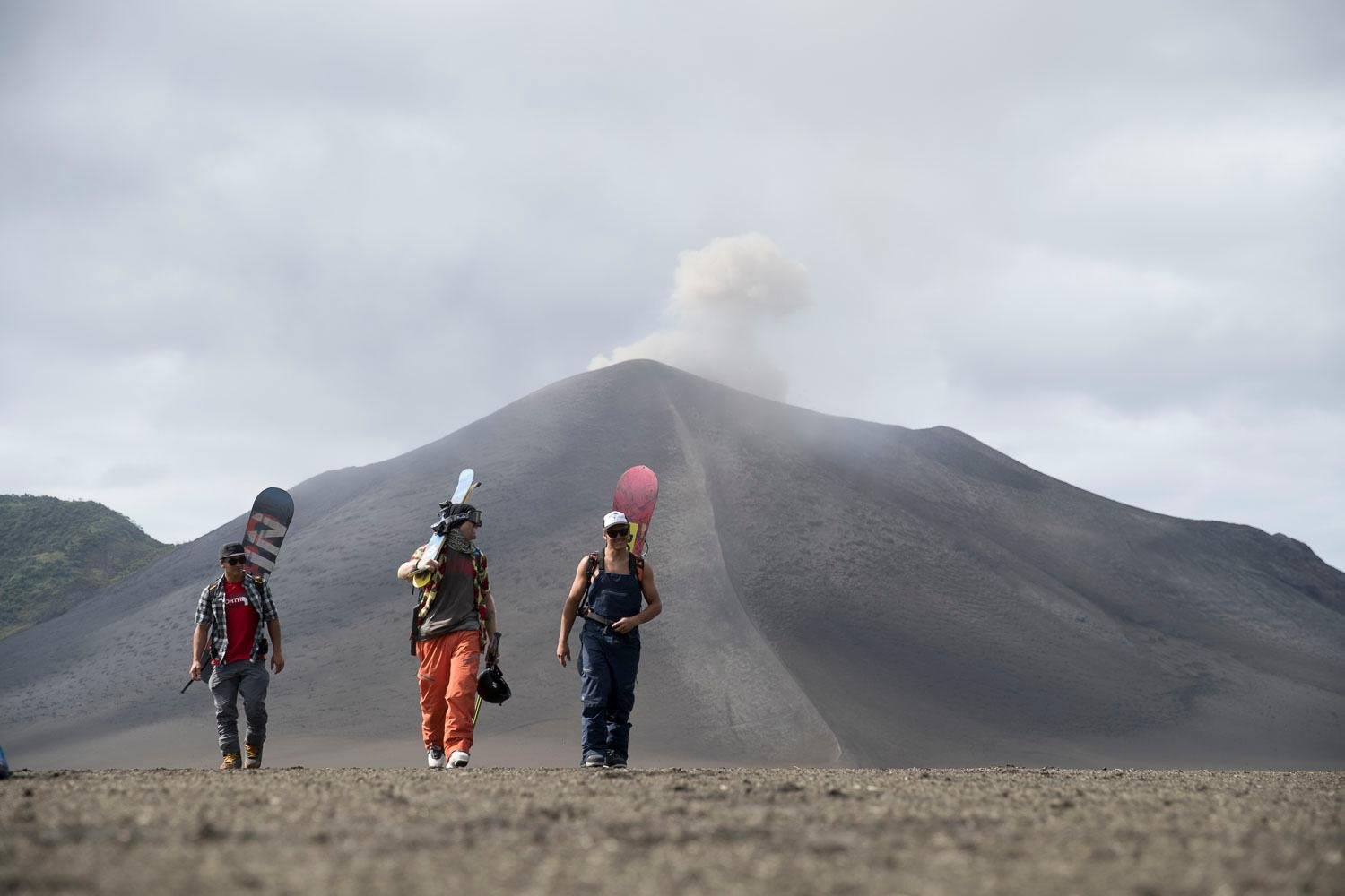 Así se desciende por un volcán en erupción