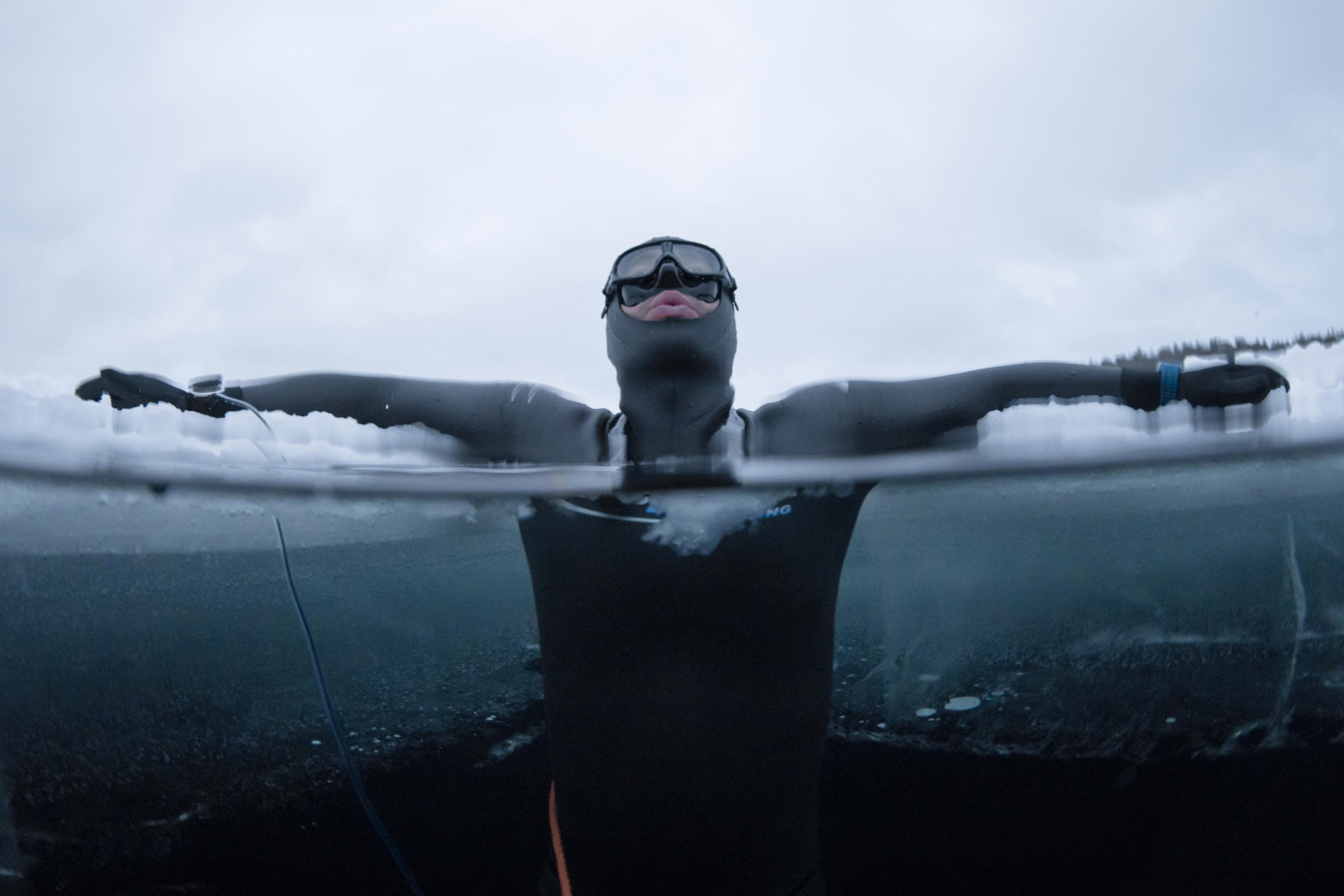 Arthur Guérin-Boëri bat le record d'apnée sous glace