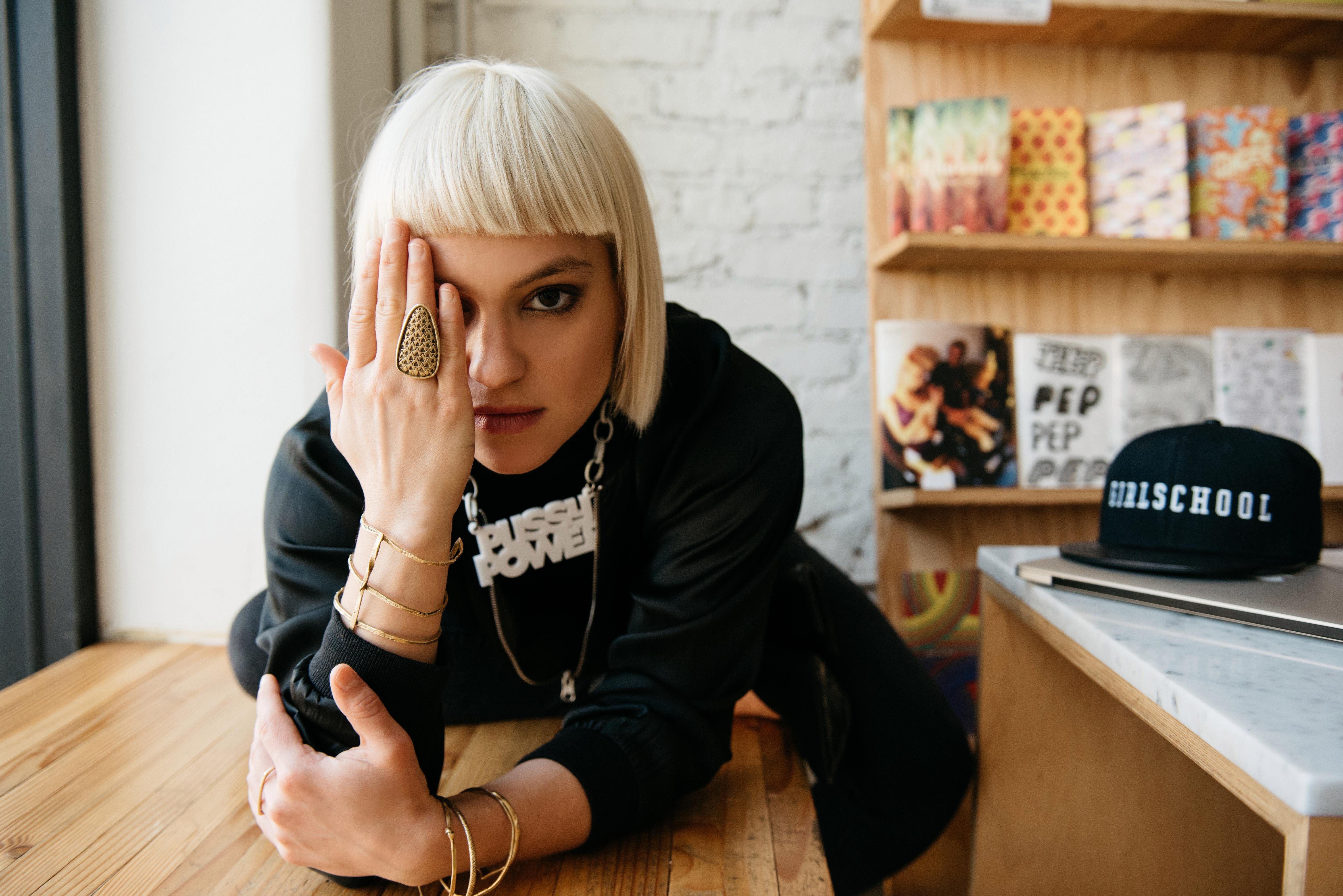 Anna Bulbrook está aqui para ampliar as vozes femininas