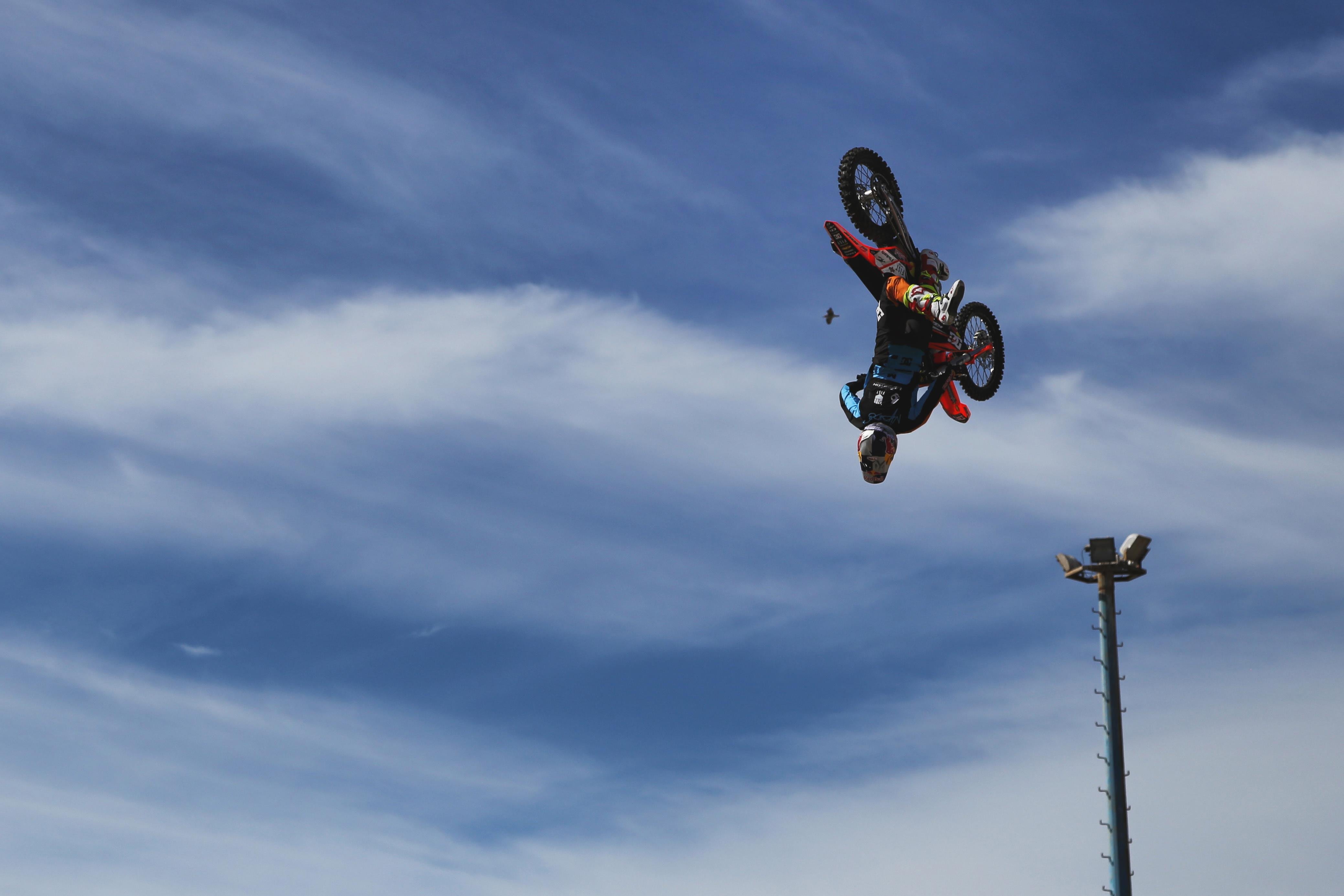 Vidéo : Tricks en FMX, wakeboard et freerun au Maroc
