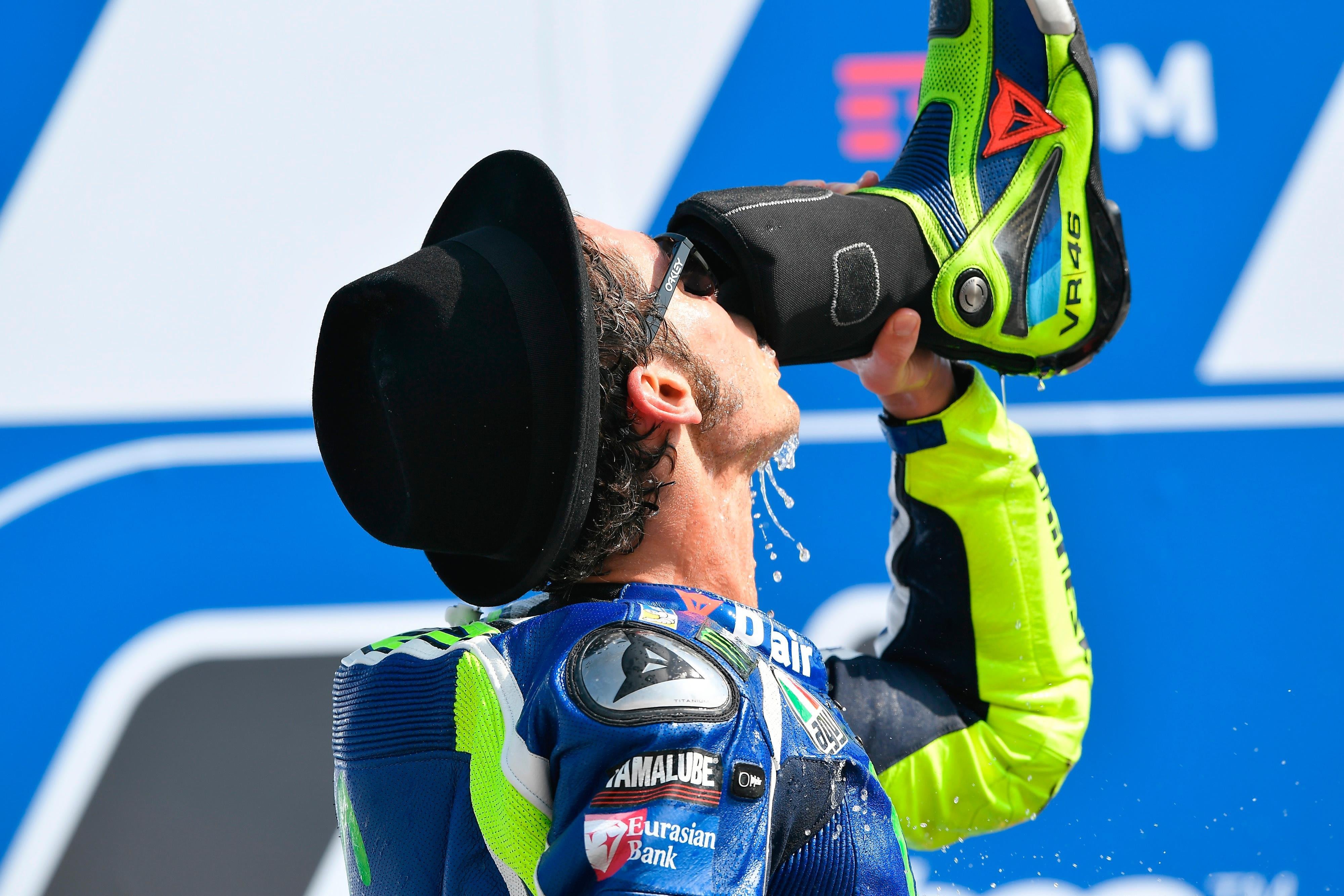 Picie szampana z buta shoey Ricciardo Miller Rossi