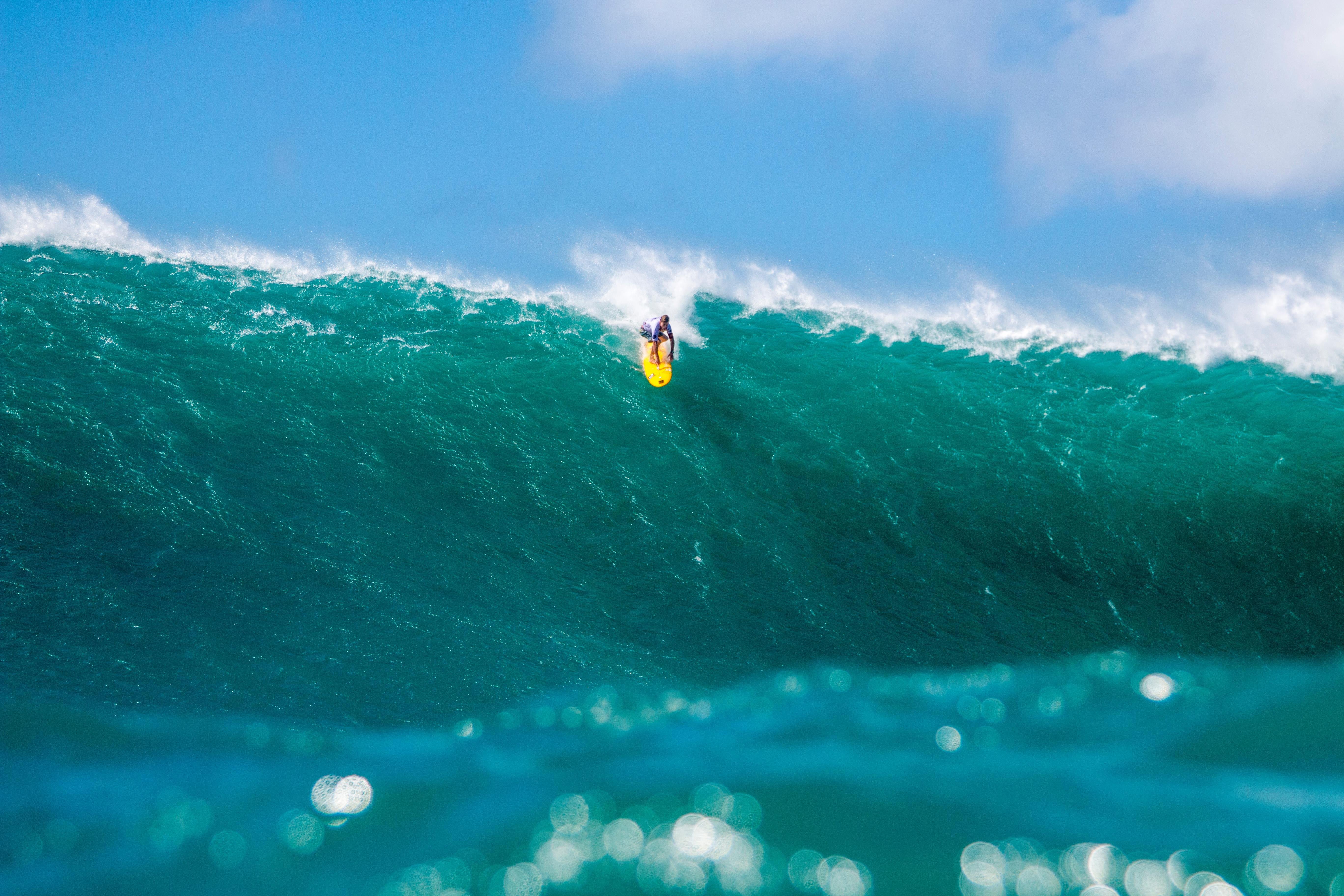 Les surfeurs l'hiver sur le North Shore à Hawaï Photos