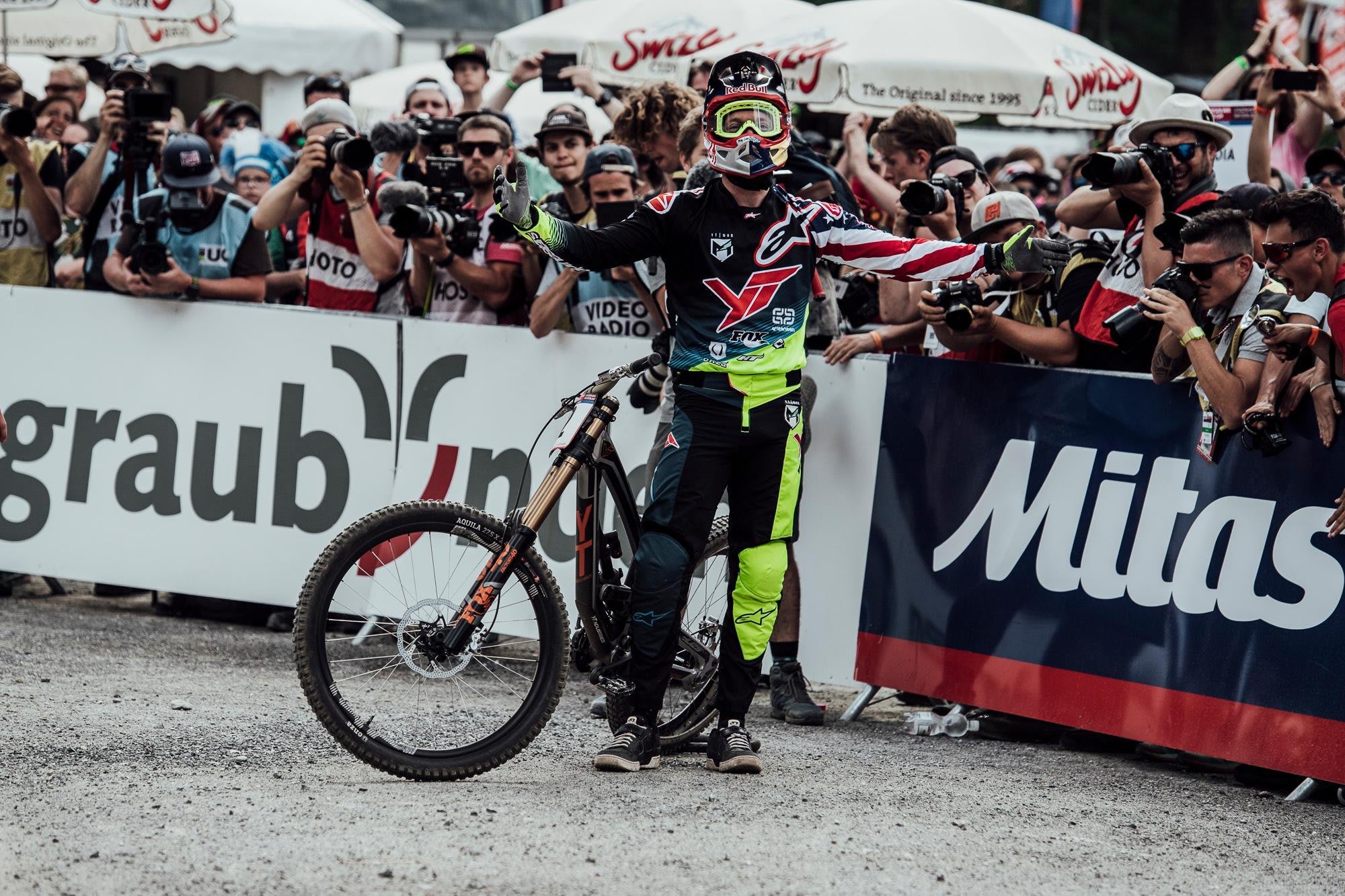 Aaron Gwin, problemas con el neumático