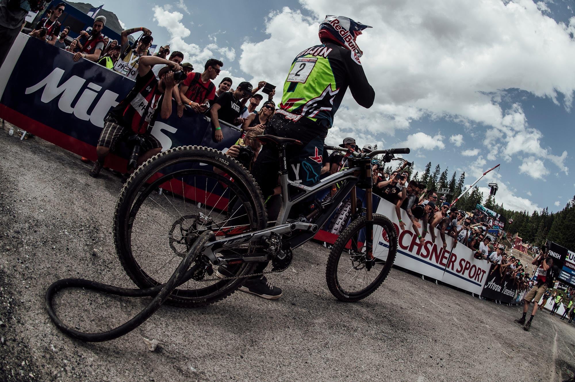 Aaron Gwin, problemas con el neumático