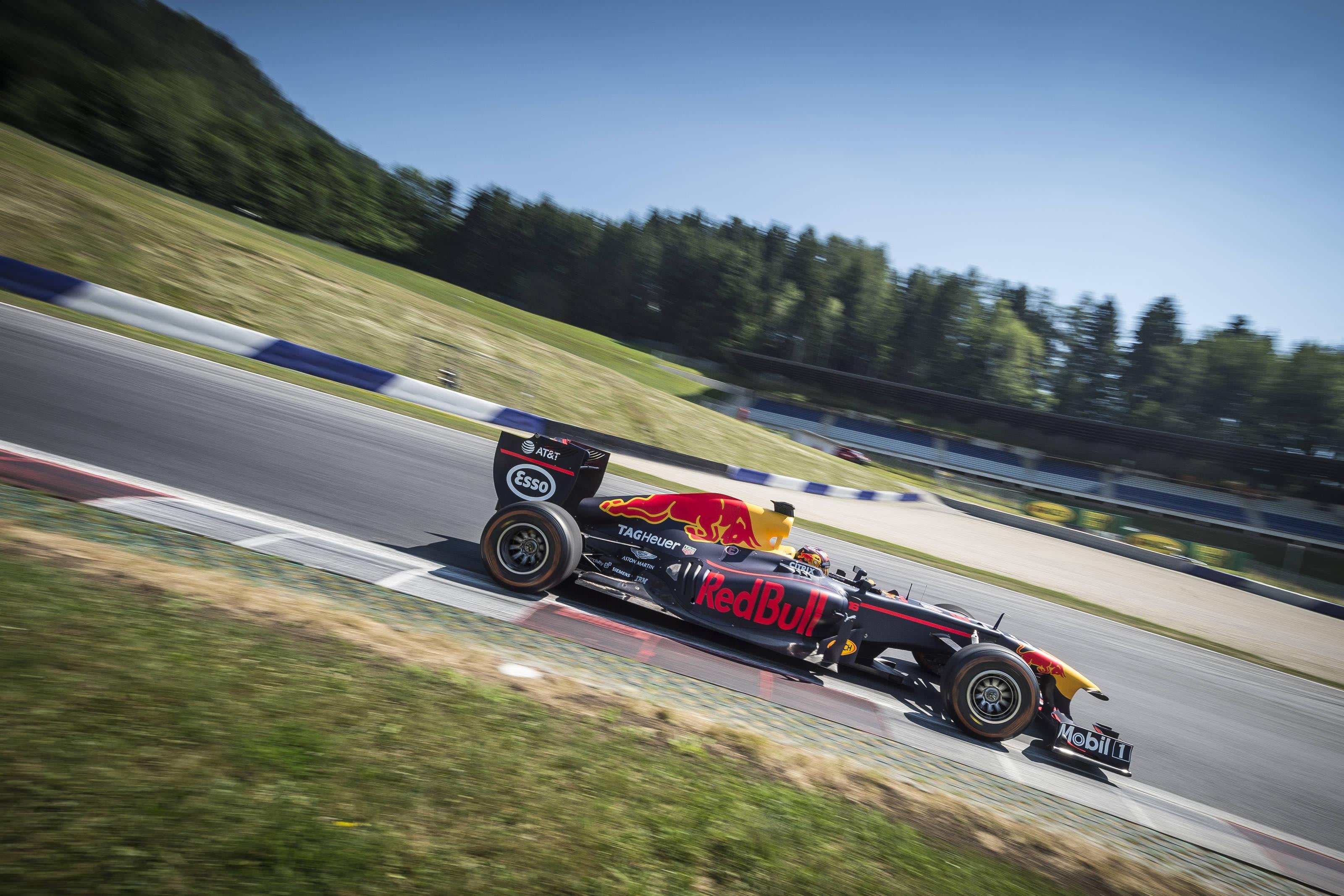 Sébastien Ogier pilotando el Red Bull RB7 F1 ++video++