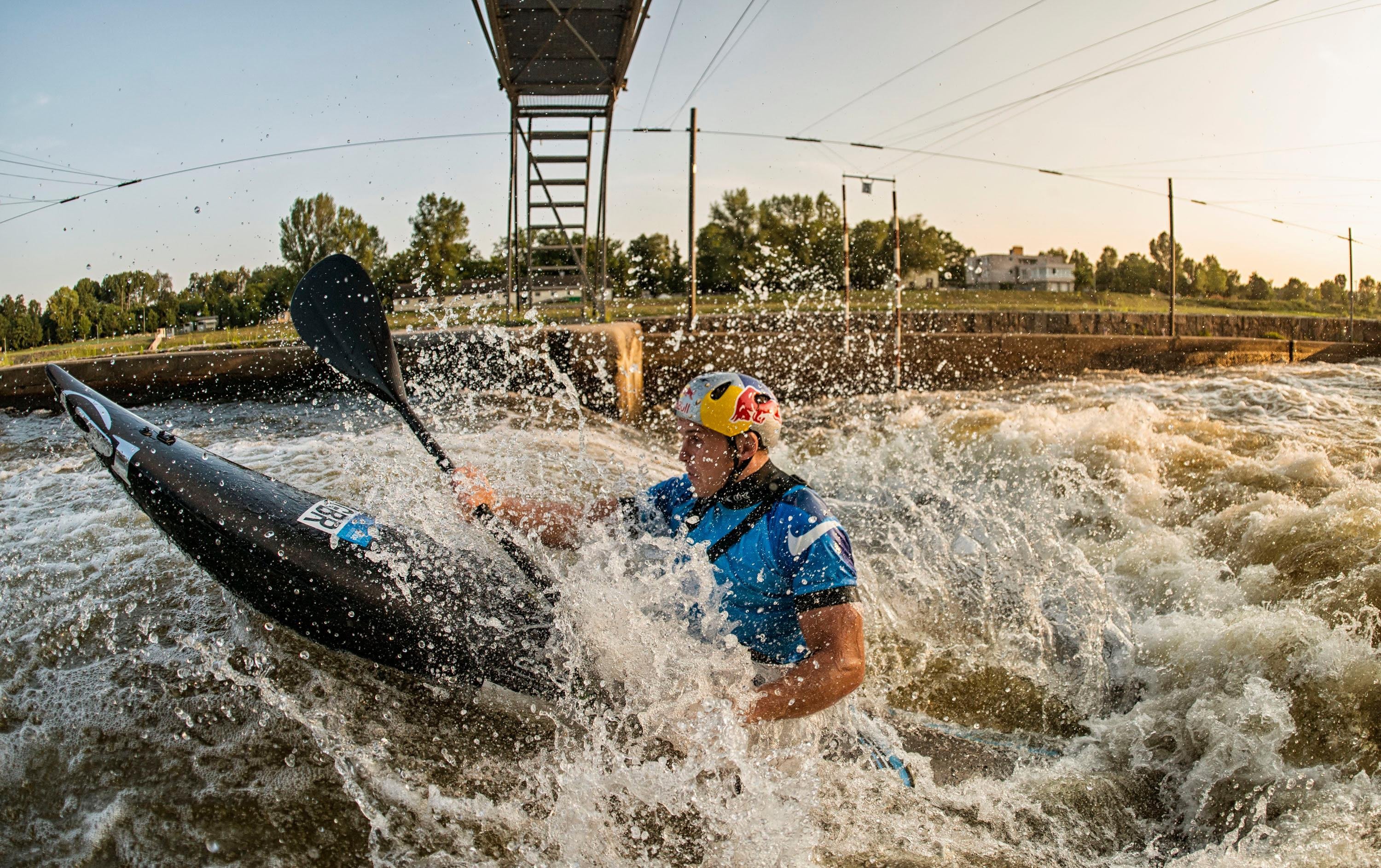 Joe Clarke kayaking against the tide ++video++ Red Bull