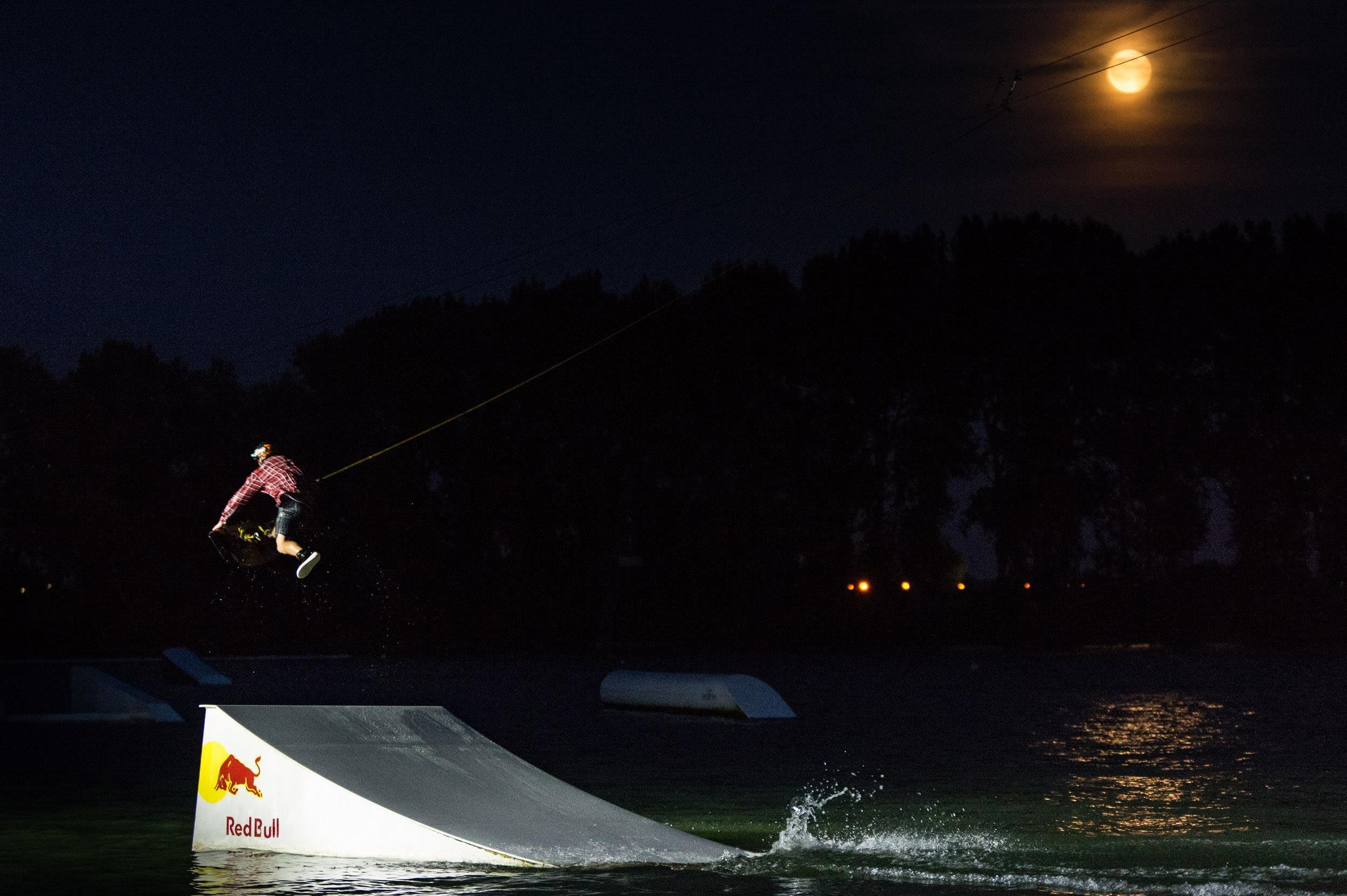 Wakeboarding Lakeside Paradise Red Bull Full Moon