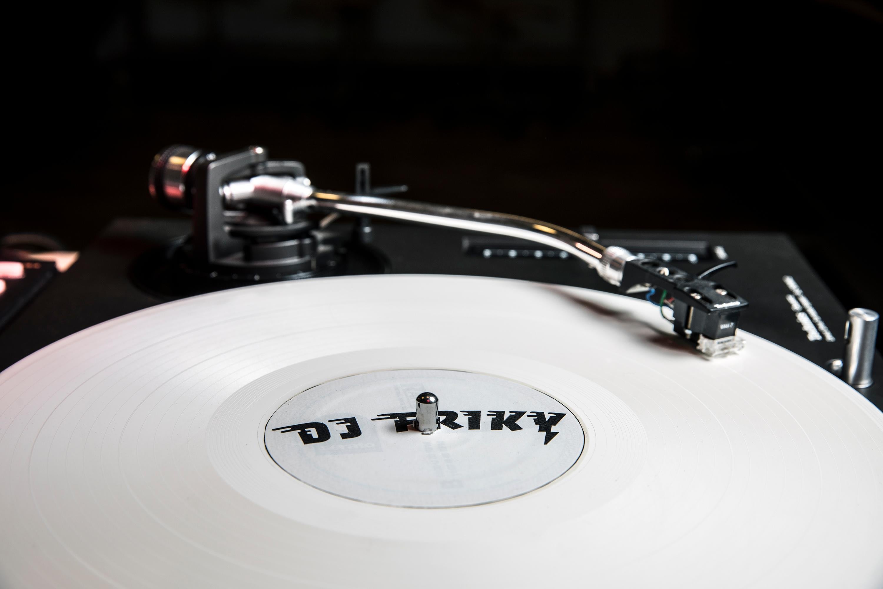 DJ Friky ve svém světě mašinek a aparatury